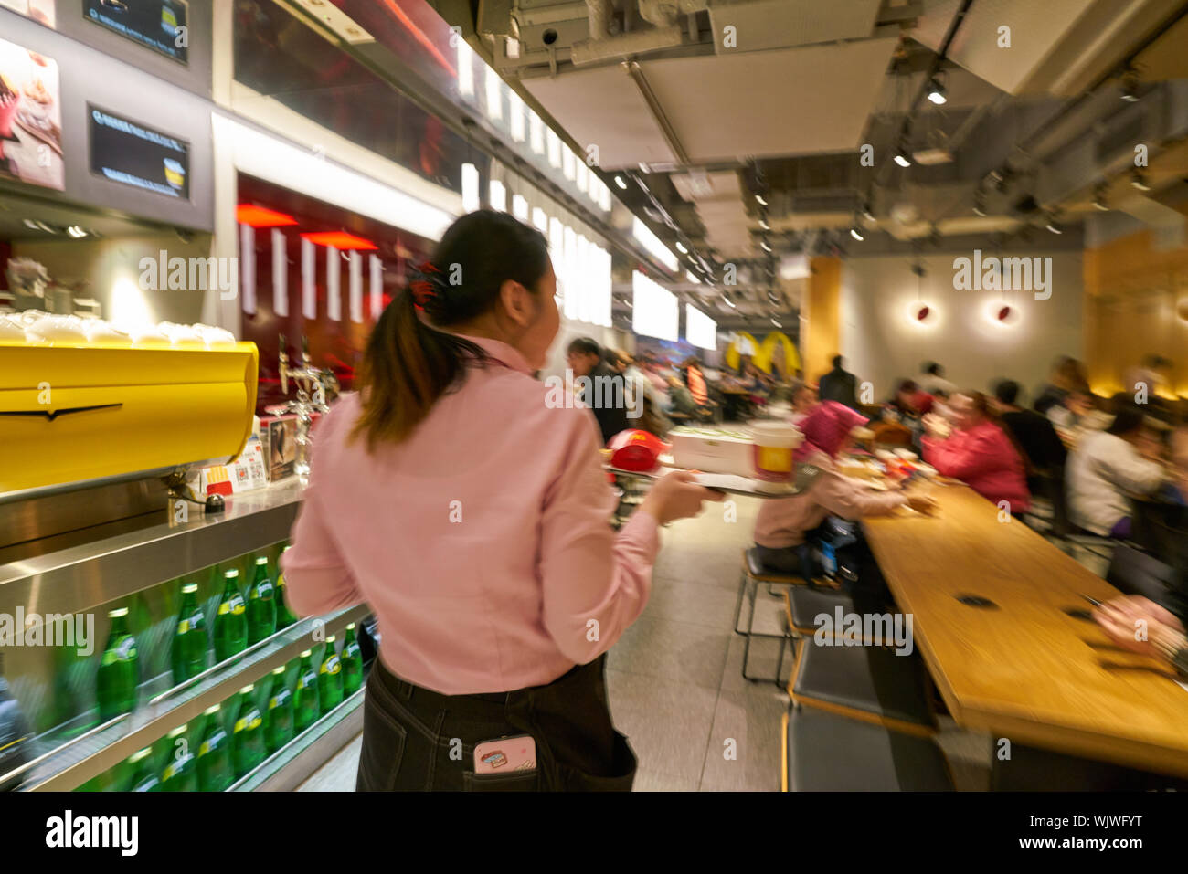 Mcdonalds worker 2019 hi-res stock photography and images - Alamy