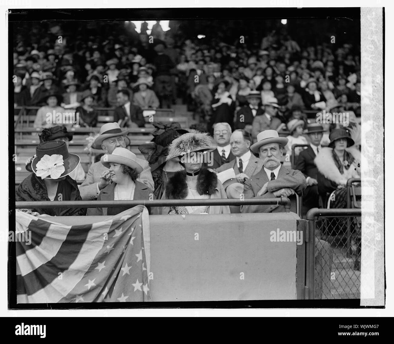 Music scene family Cut Out Stock Images & Pictures - Alamy