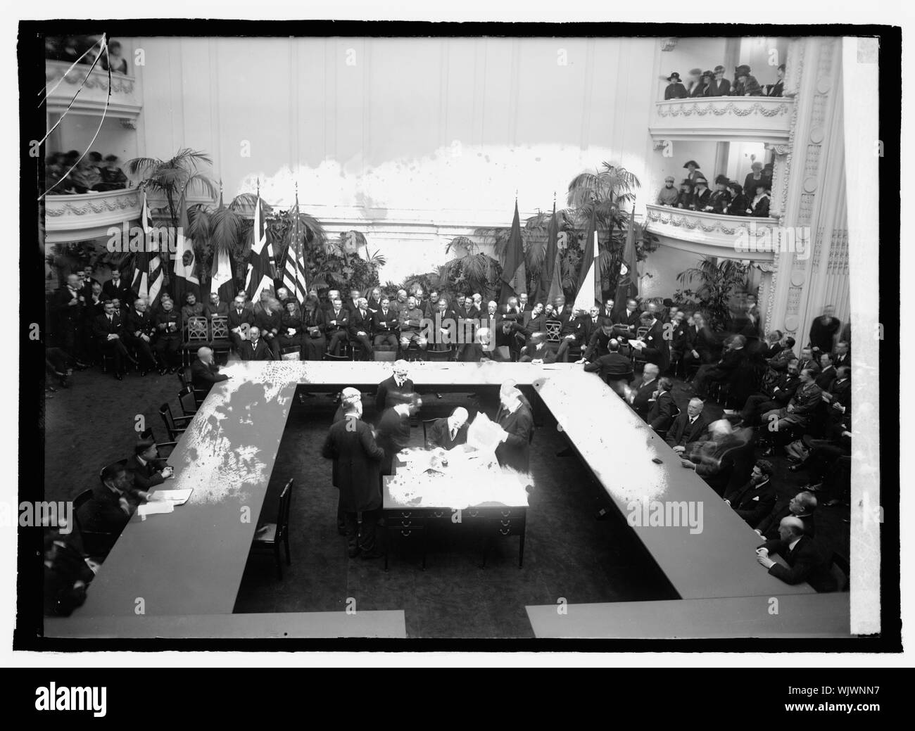 Signing treaties hi-res stock photography and images - Alamy