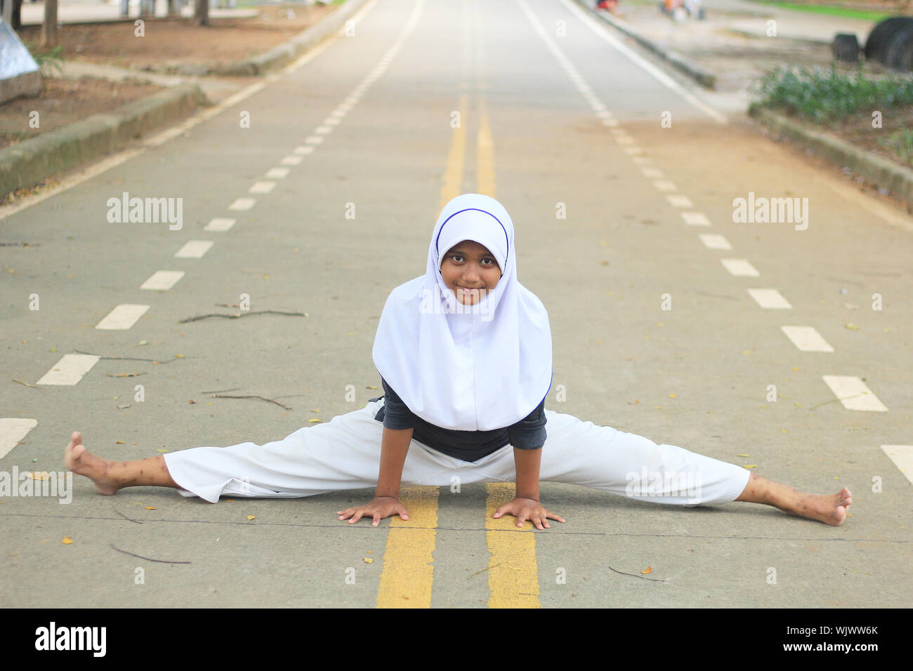 Girl doing splits hi-res stock photography and images - Alamy