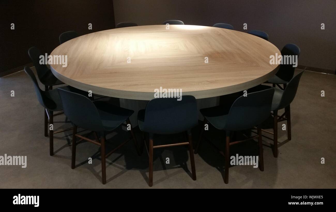 Empty conference table hi-res stock photography and images - Alamy