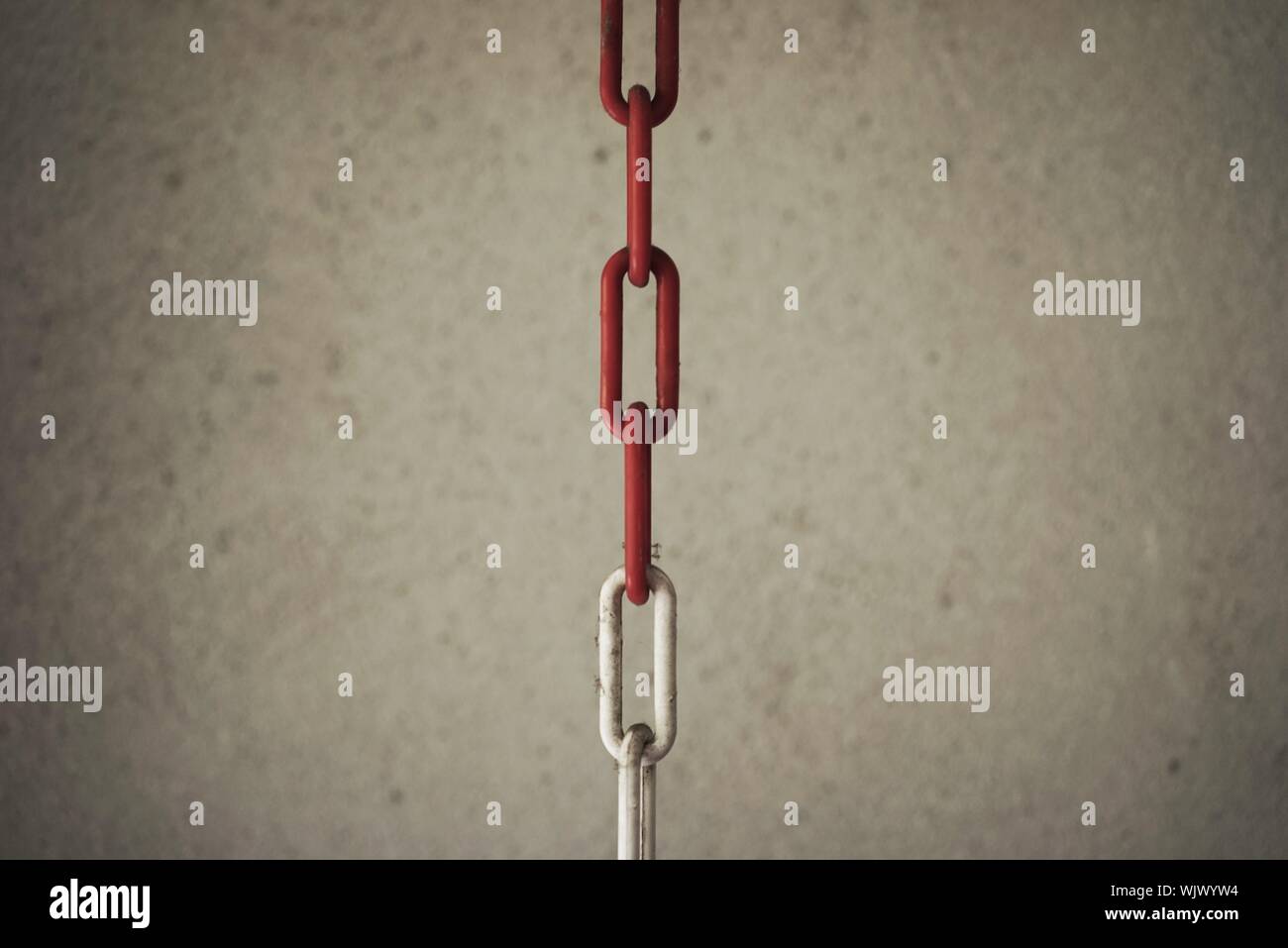 Red and white chain hi-res stock photography and images - Alamy