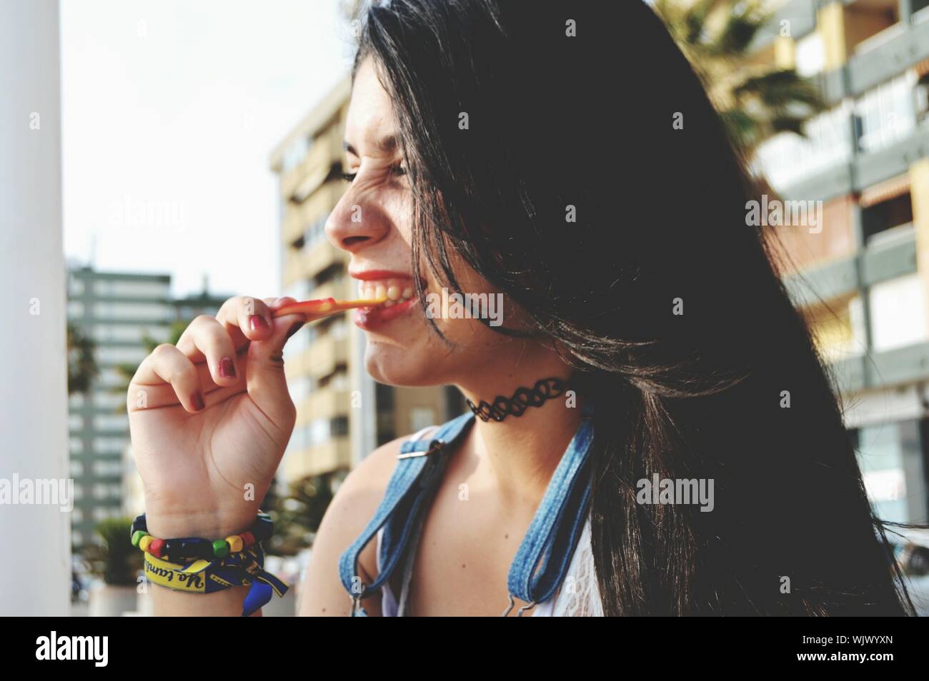 People snacking hi-res stock photography and images - Alamy