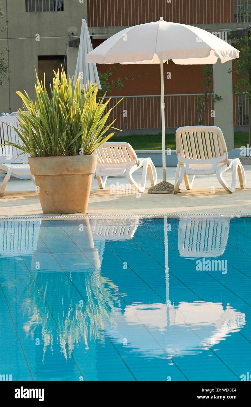 Plastic white chairs standing on a swimming pool terrace Stock Photo ...