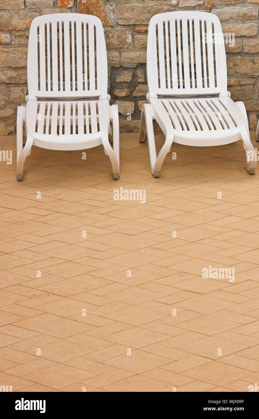 Plastic white chairs standing on a swimming pool terrace Stock Photo ...