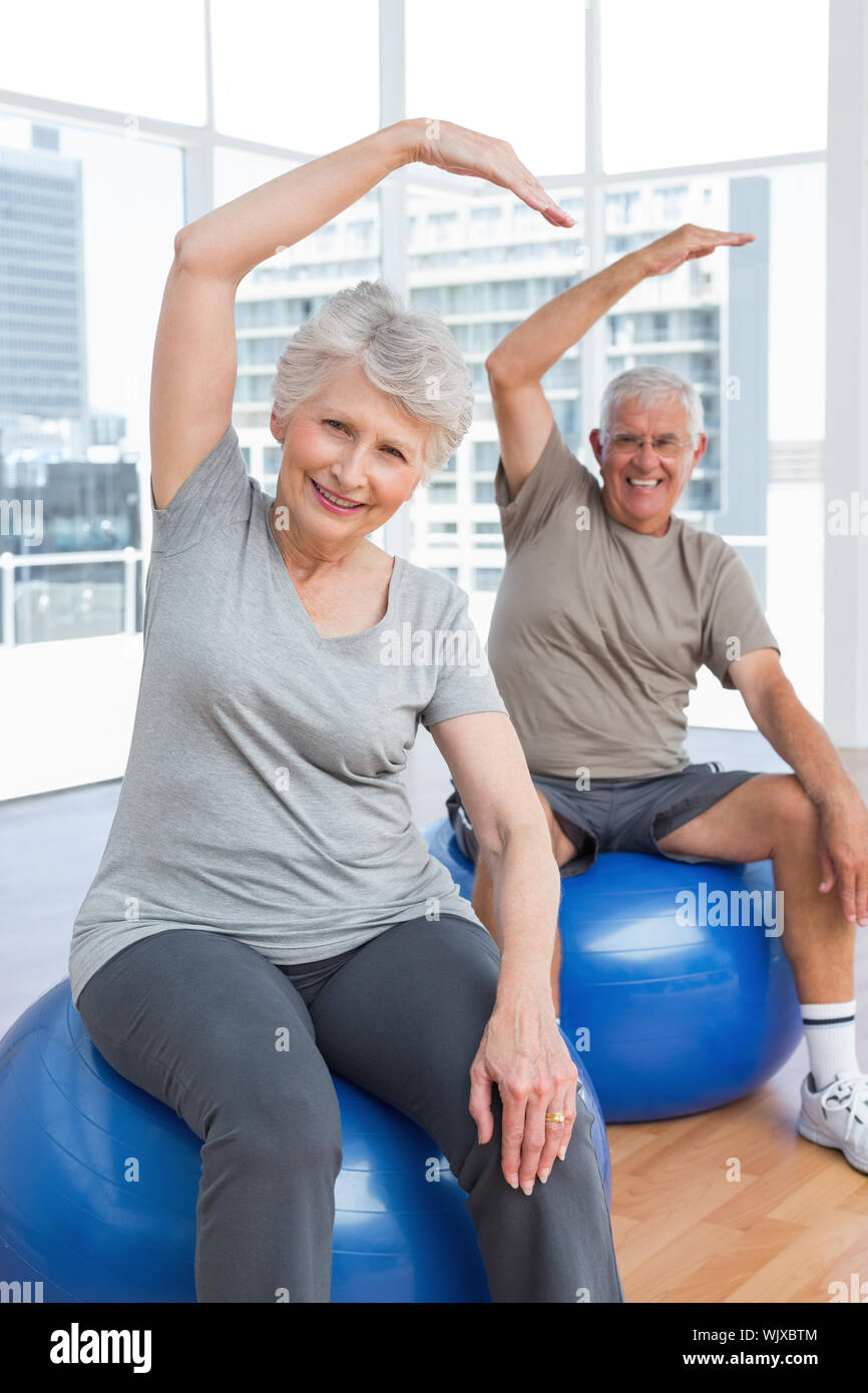 Senior couple sitting gym ball hi-res stock photography and images - Alamy