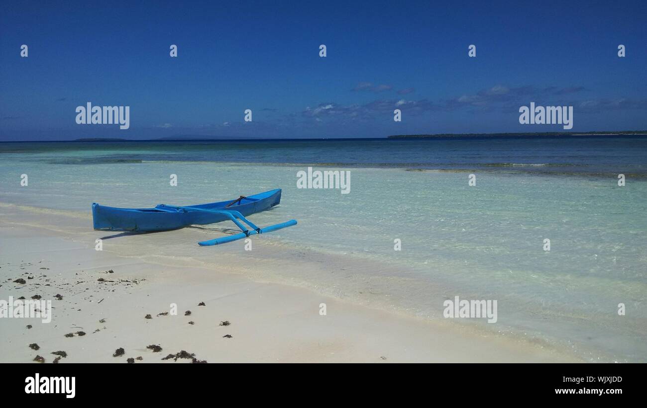 Canoe blue hi-res stock photography and images - Alamy