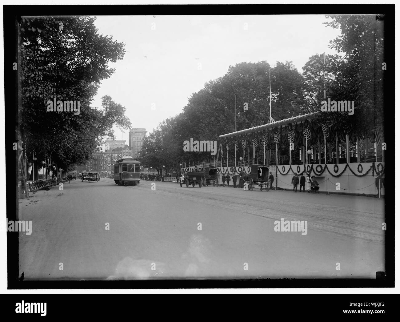 INAUGURAL STANDS BEFORE WHITE HOUSE Stock Photo - Alamy