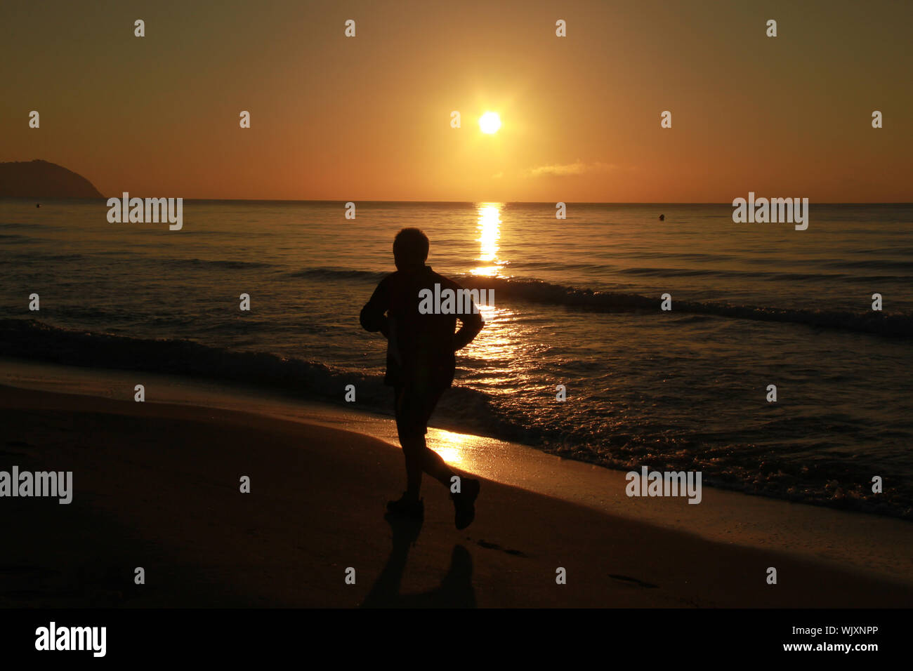 Man jogging beach hi-res stock photography and images - Alamy