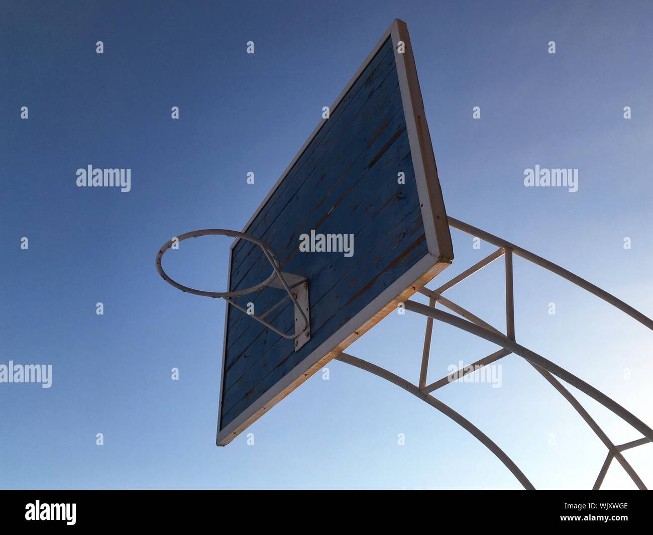 Broken basketball hoop hi-res stock photography and images - Alamy