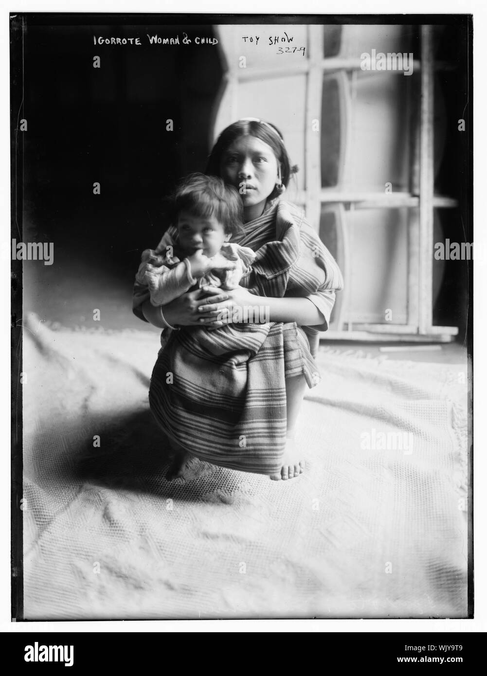 Indigenous woman child in Black and White Stock Photos & Images - Alamy