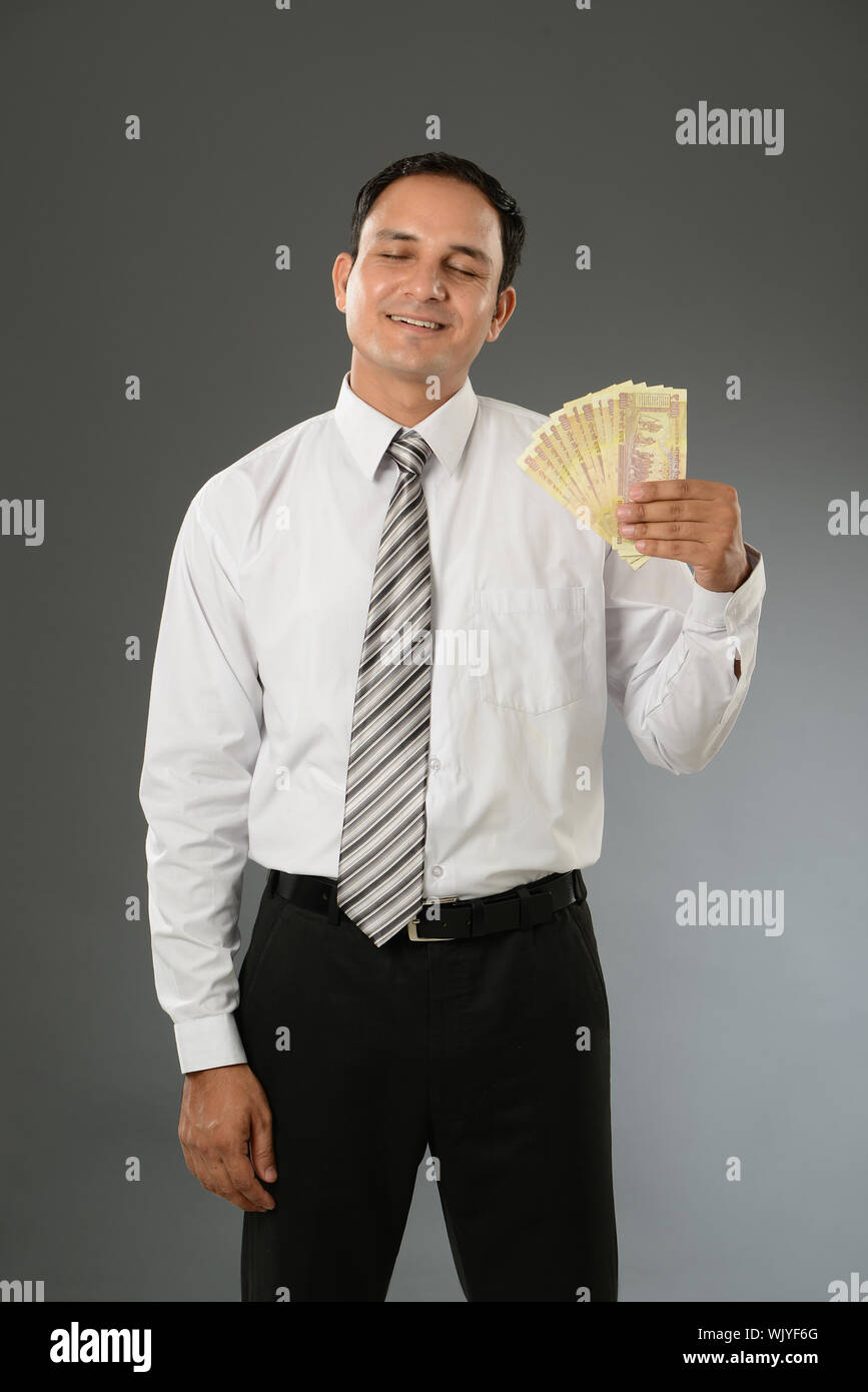 Businessman holding five hundred rupees banknote Stock Photo - Alamy