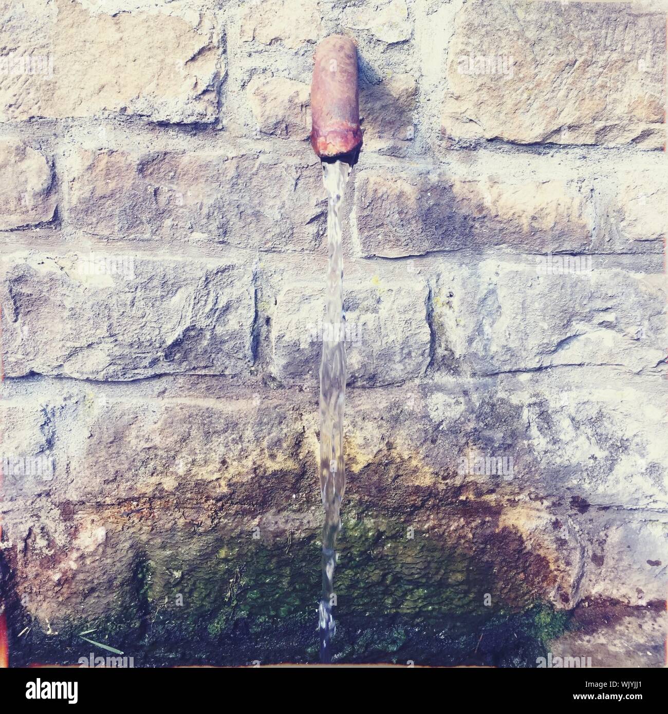 Water running down wall hi-res stock photography and images - Alamy