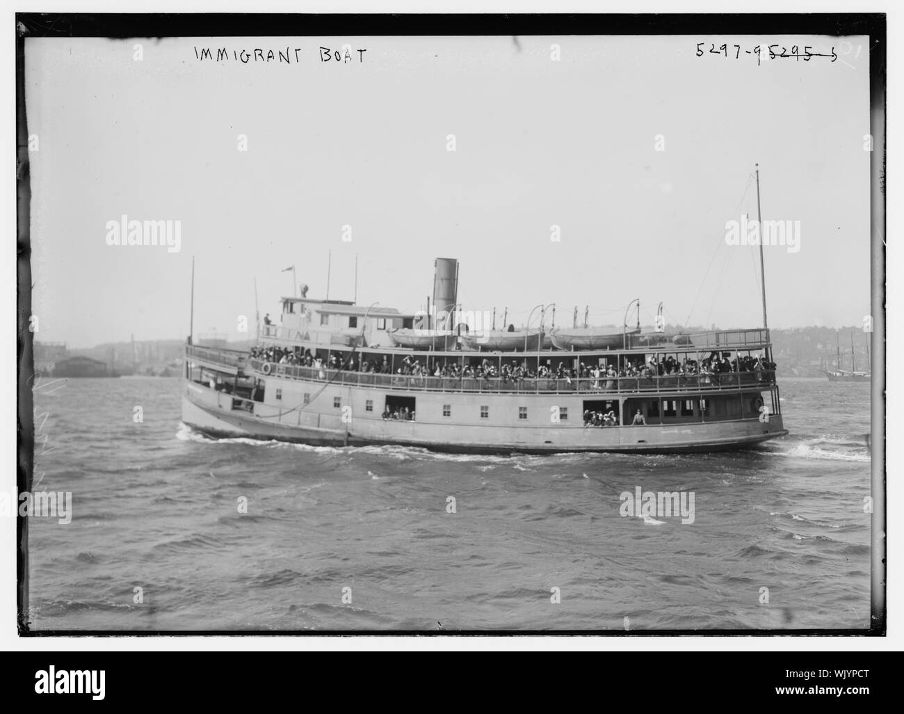 Immigrant immigration ship hi-res stock photography and images - Alamy