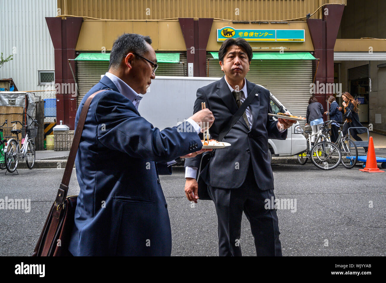 Japanese salarymen hi-res stock photography and images - Alamy
