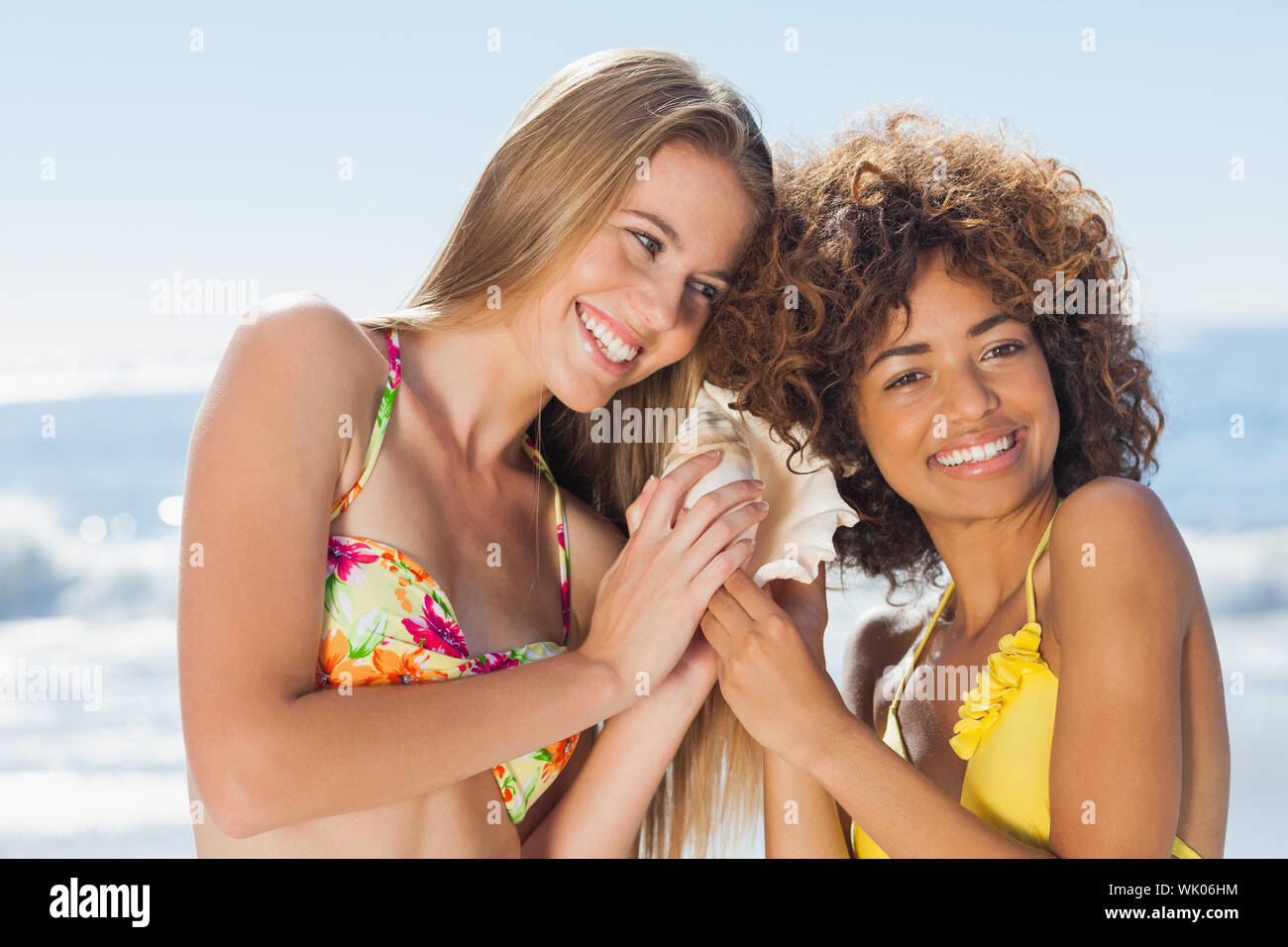 Girls in bikinis hi-res stock photography and images - Alamy