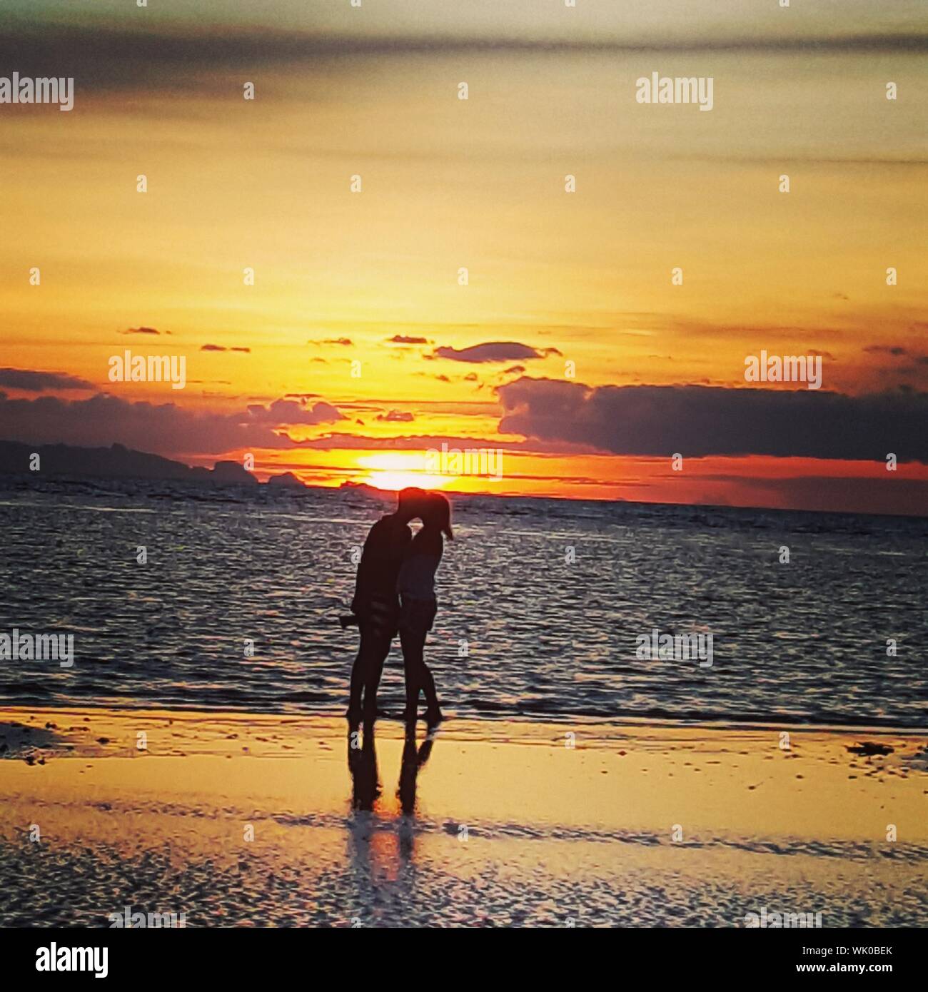 Couple beach sunset kissing hi-res stock photography and images - Alamy