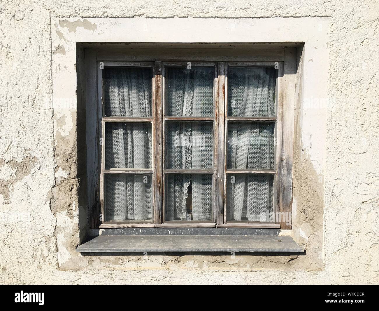 Square grid window hi-res stock photography and images - Alamy