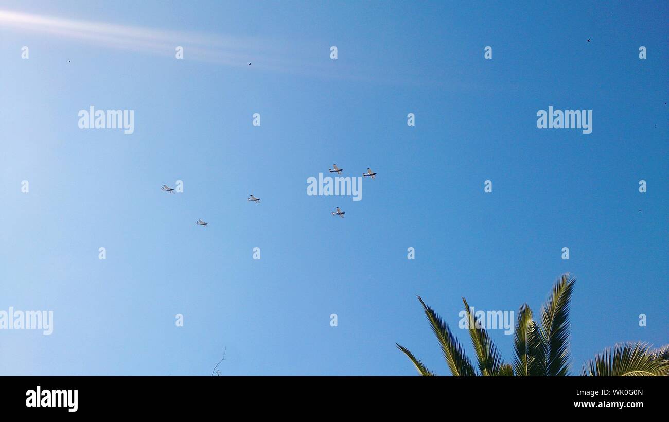 Airplanes in the sky hi-res stock photography and images - Alamy
