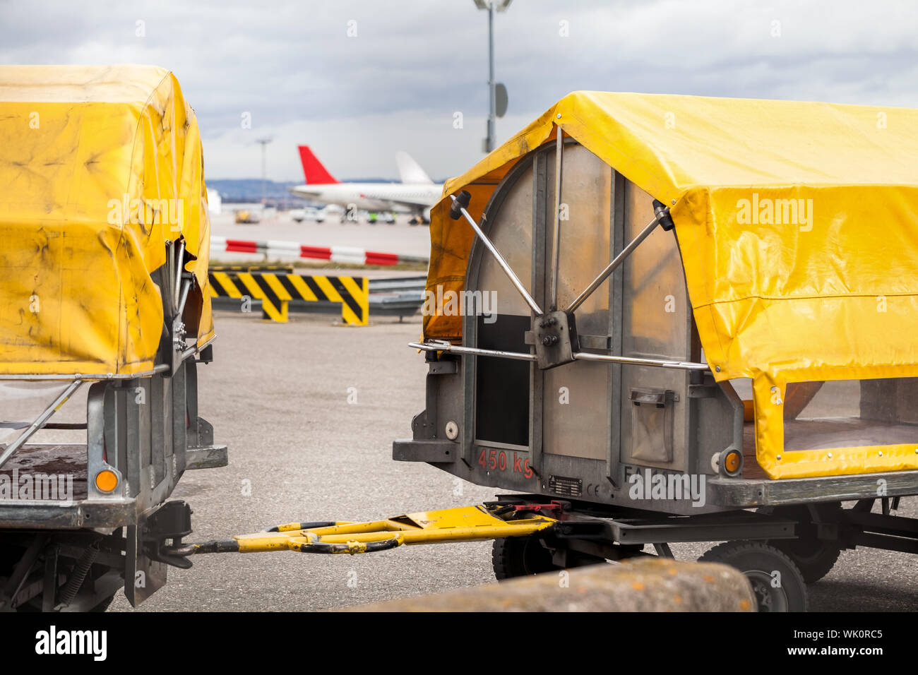 Airport baggage cart hi-res stock photography and images - Alamy