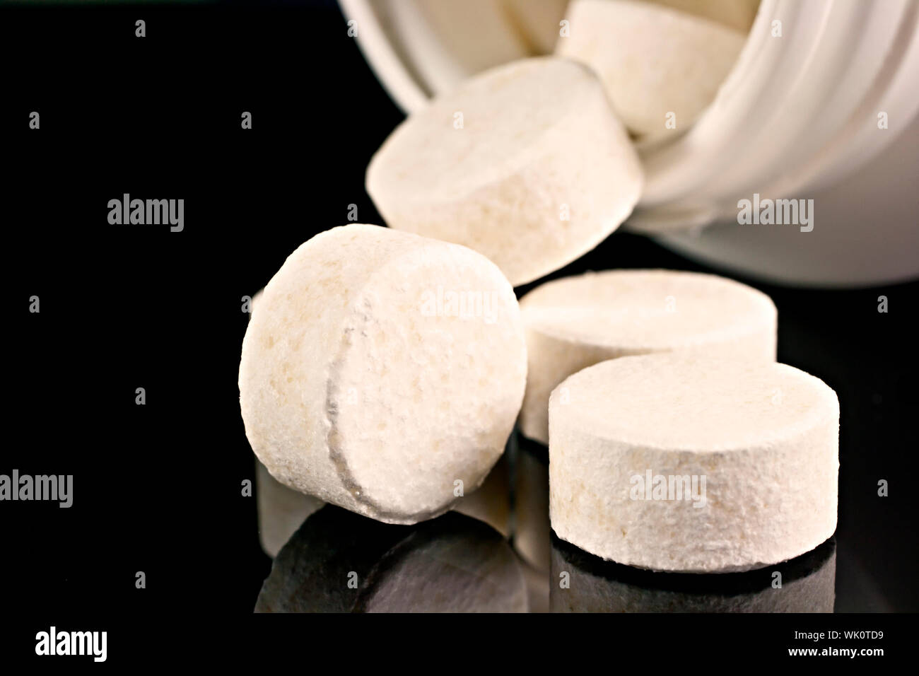From an open container of medical loose tablets Stock Photo - Alamy