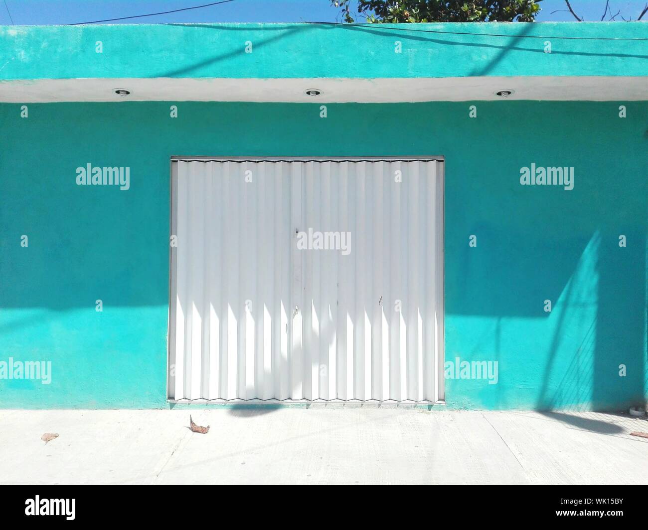 Turquoise and white building hi-res stock photography and images - Alamy