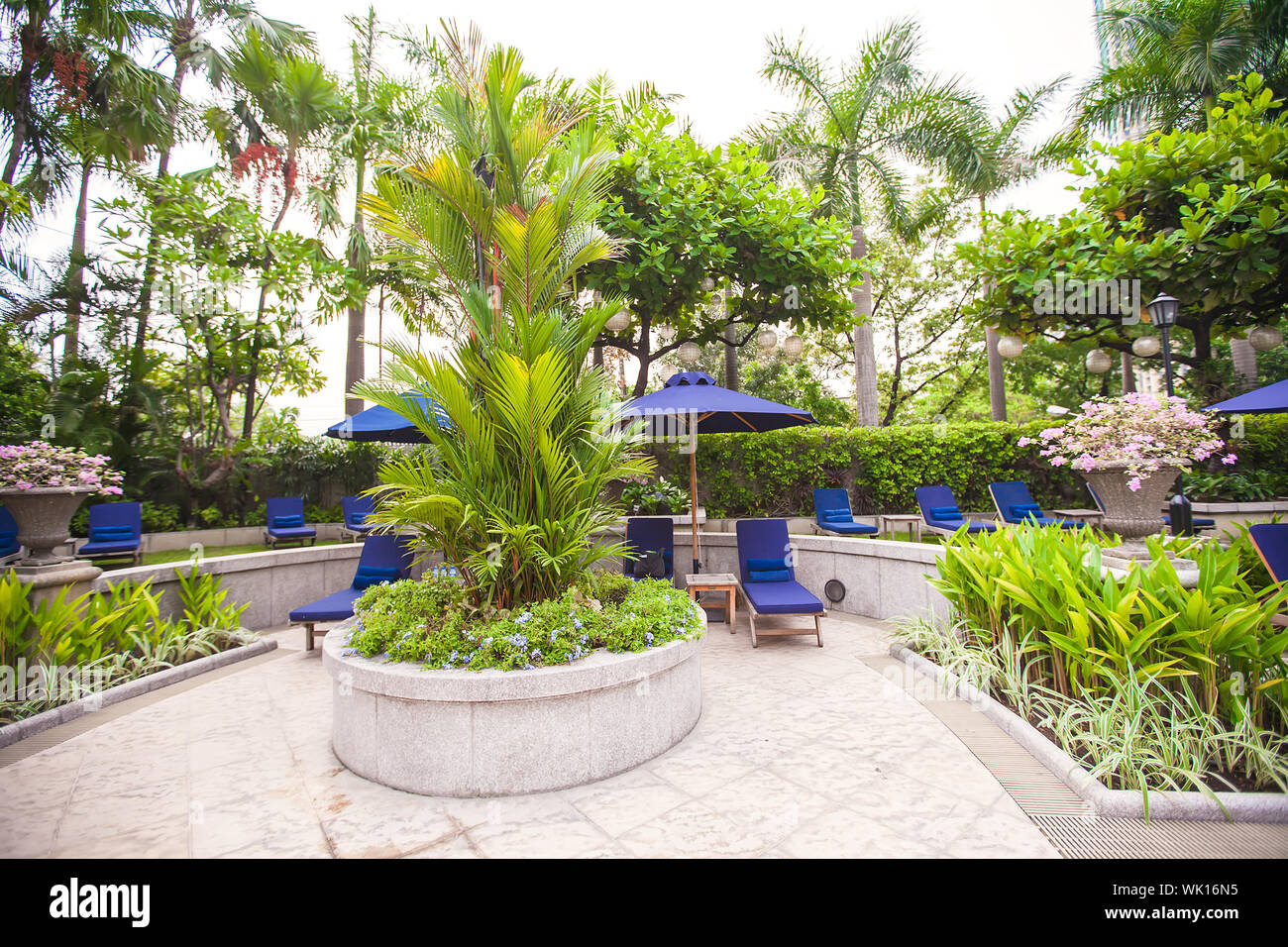 General view of a luxury hotel with an outdoor pool and a cafe Stock ...