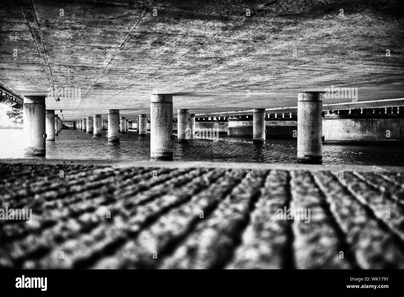 Columns on a bridge hi-res stock photography and images - Alamy