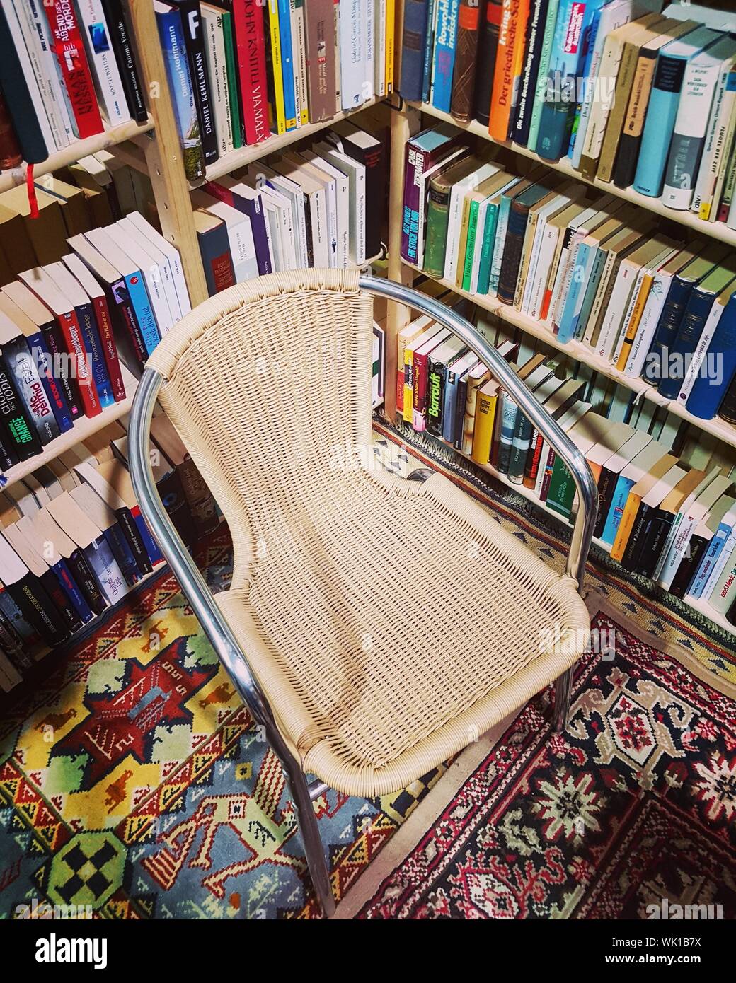 Bookshelf empty hi-res stock photography and images - Alamy