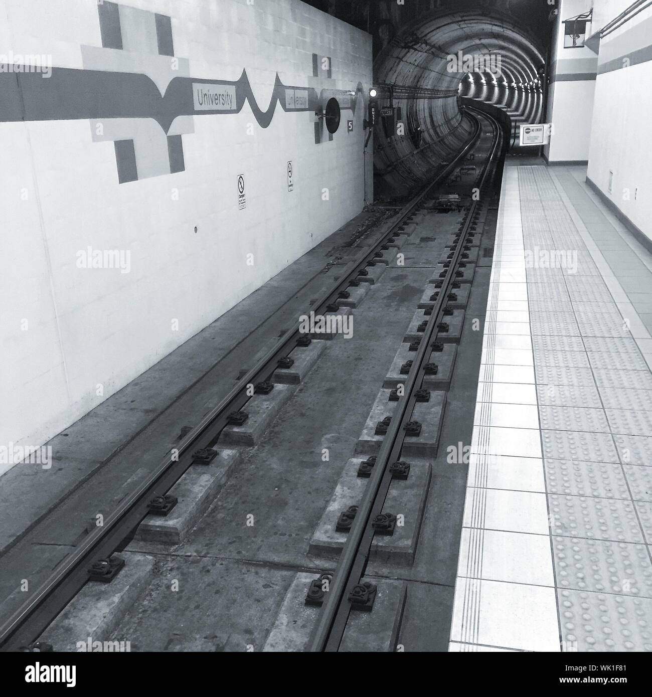 Platform subway hi-res stock photography and images - Alamy