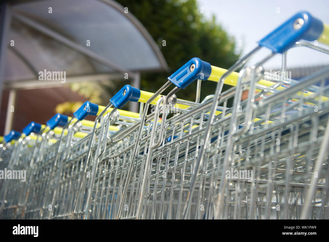 Yellow metal shopping carts hi-res stock photography and images - Alamy
