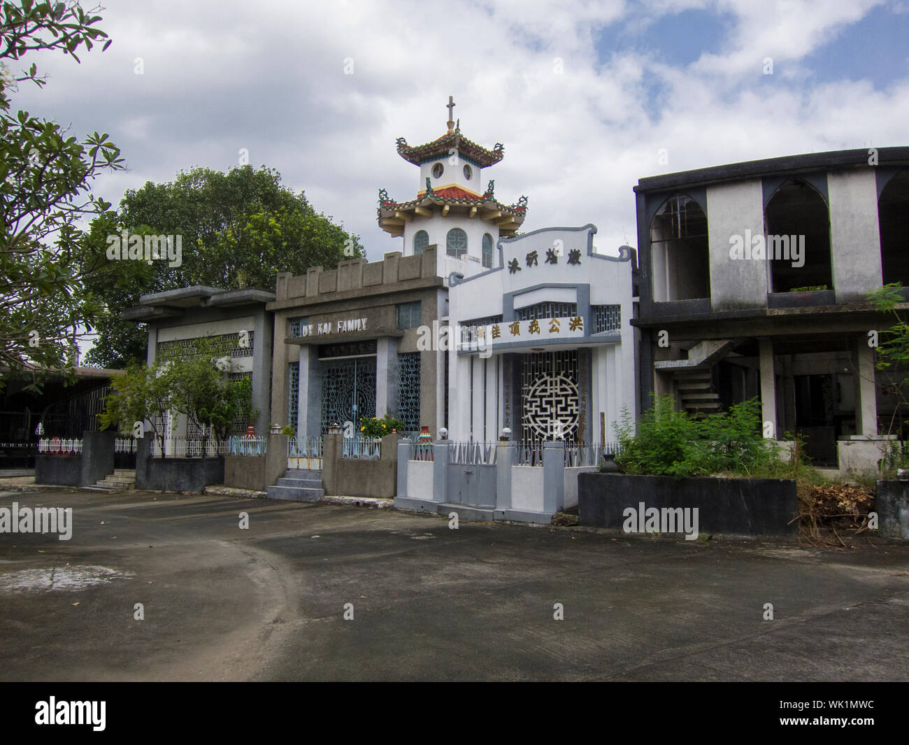 Philippines manila chinese cemetery mausoleum hi-res stock photography ...