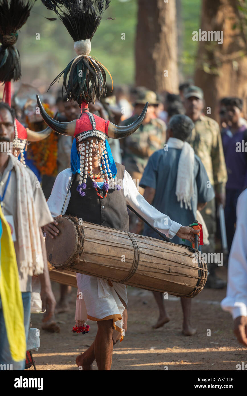 Tribal Man and woman dancing and beating dhols in traditional Attire ...