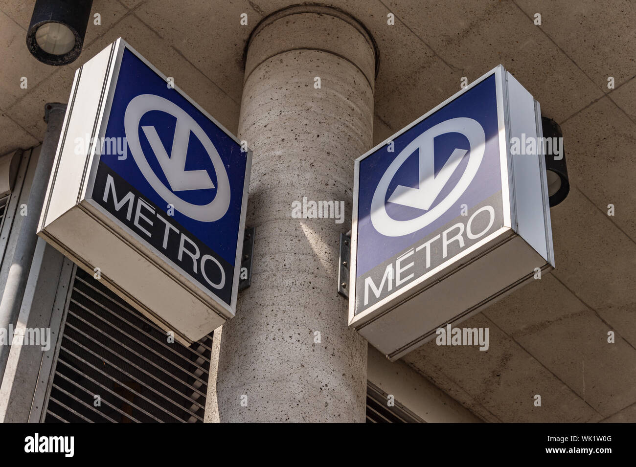 Logo de metro hi-res stock photography and images - Alamy