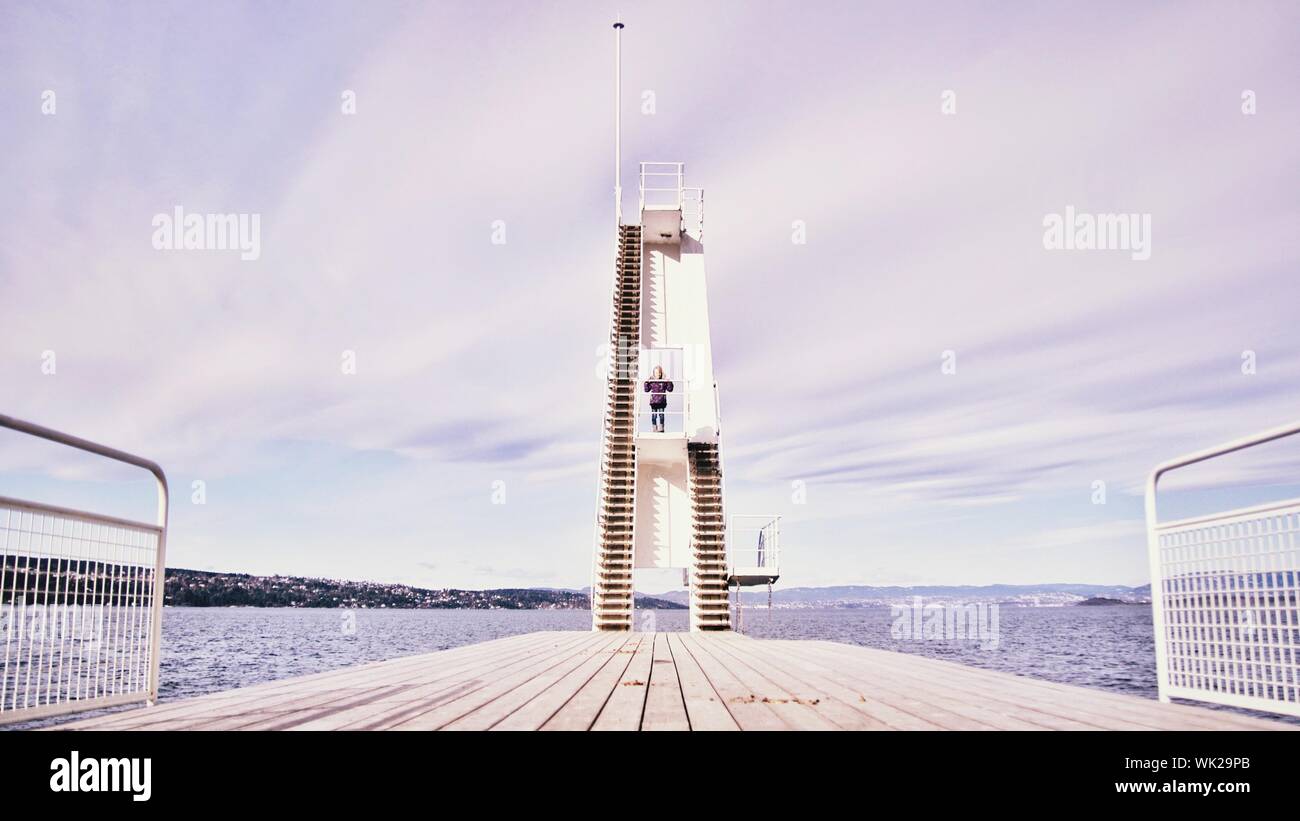 Wood diving platform hi-res stock photography and images - Alamy