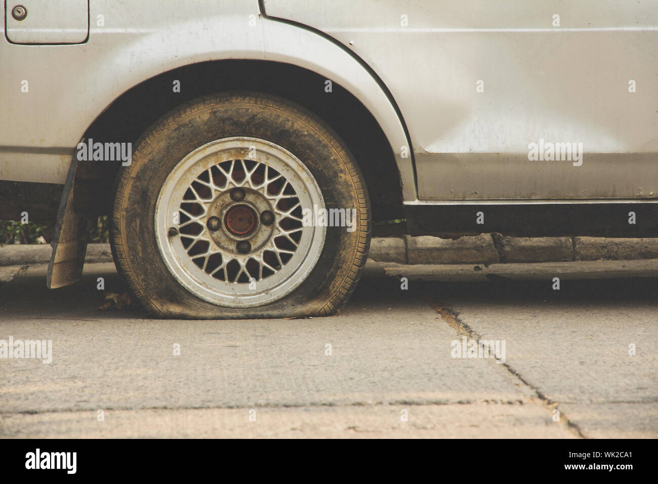Flat tire roadside hi-res stock photography and images - Alamy