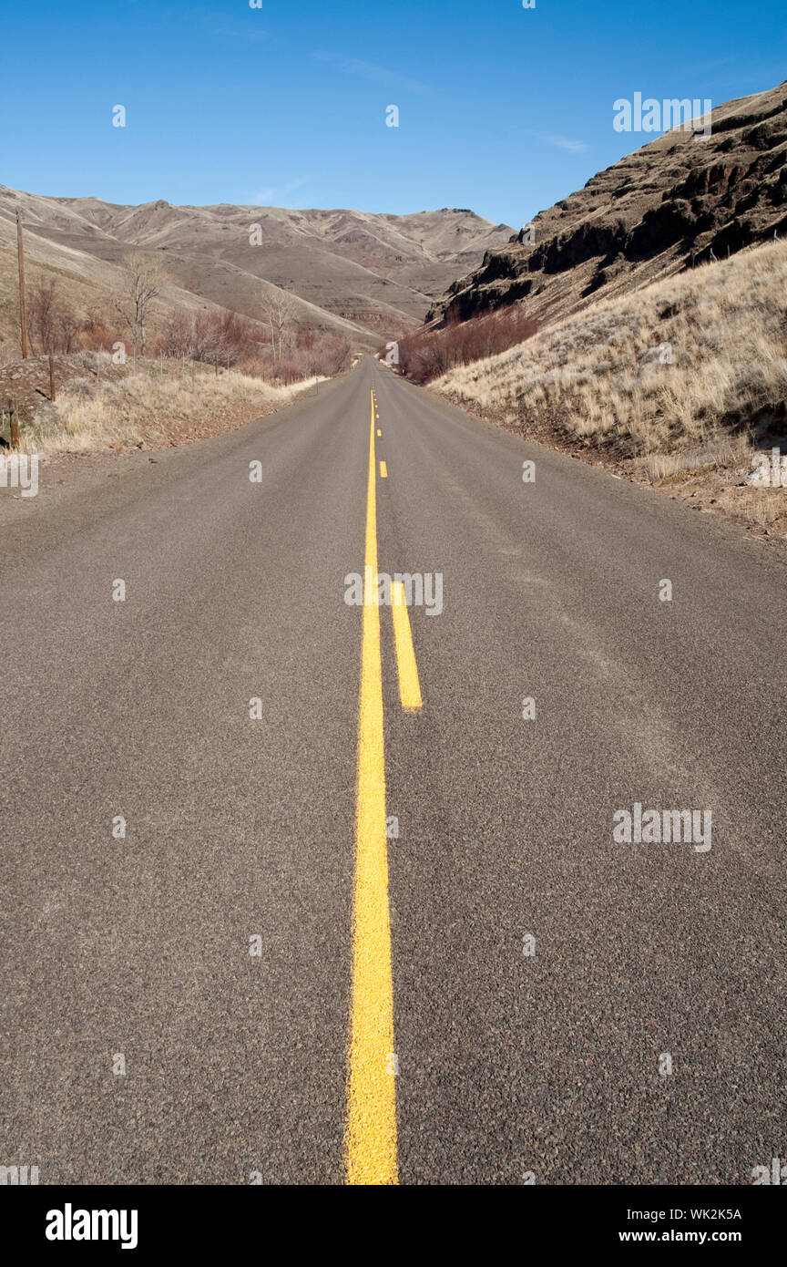 Rural highway leads distance hi-res stock photography and images - Alamy