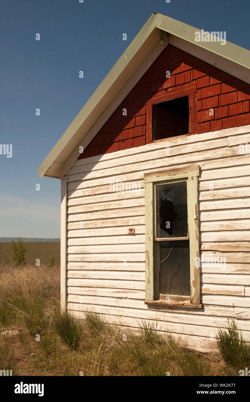 An abandoned farm house uses up valuable farm land Stock Photo - Alamy