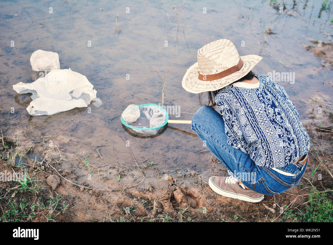 Woman garbage hi-res stock photography and images - Alamy