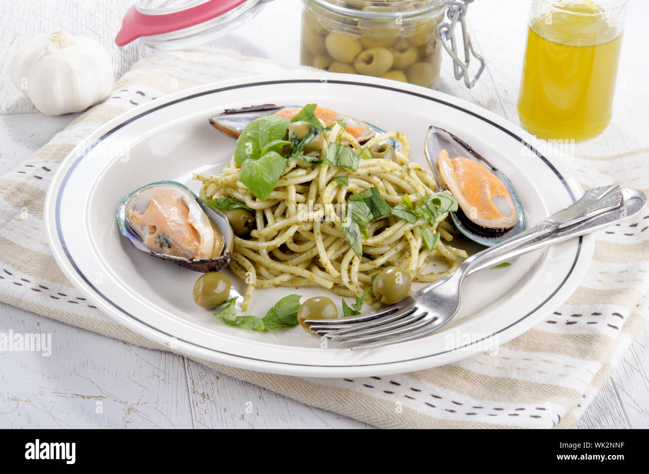 green lipped mussels with spaghetti and basil Stock Photo - Alamy