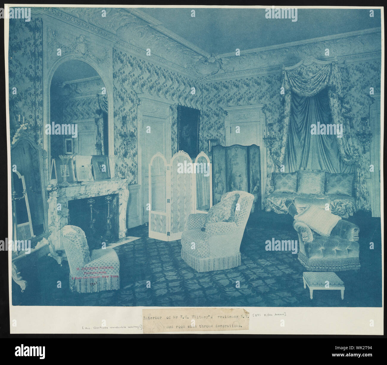 Throne bed hi-res stock photography and images - Alamy