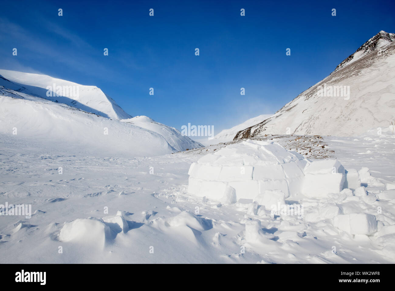 Igloo building hi-res stock photography and images - Alamy