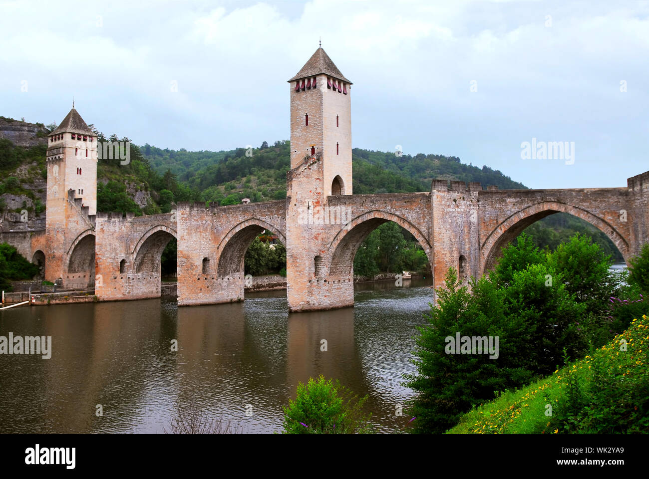 Medieval Valentre bridge in Carhors in southwest France Stock Photo - Alamy