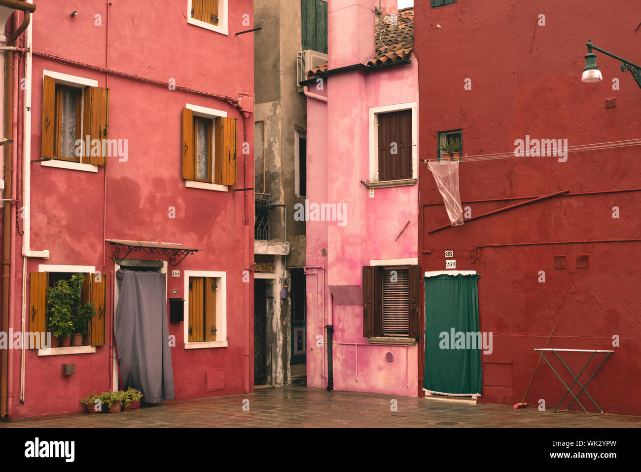 Red exterior buildings hi-res stock photography and images - Alamy