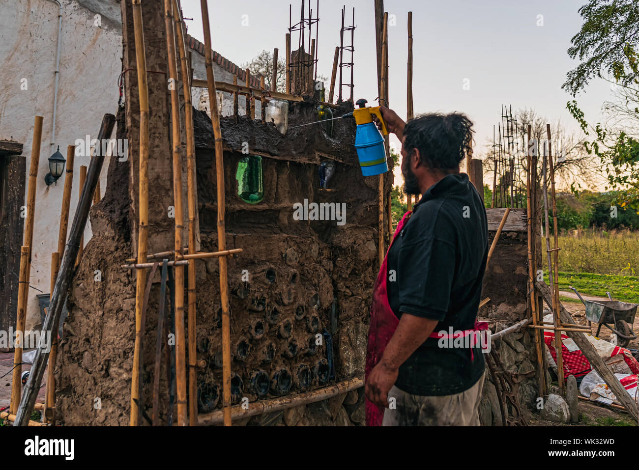 Traditional mud wall construction hi-res stock photography and images ...