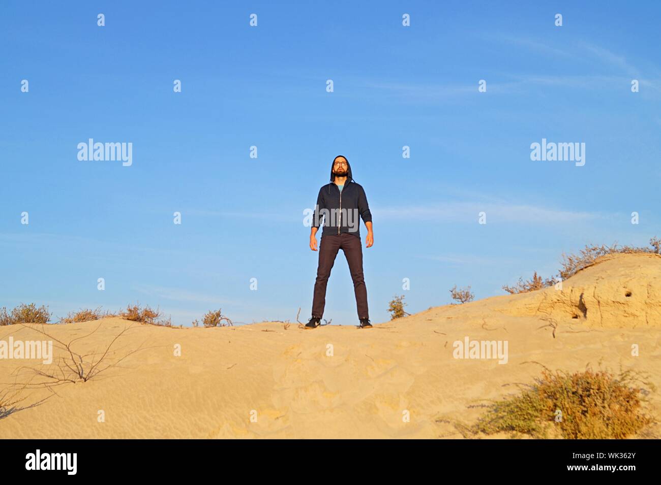 Man standing on sand dune dubai hi-res stock photography and images - Alamy