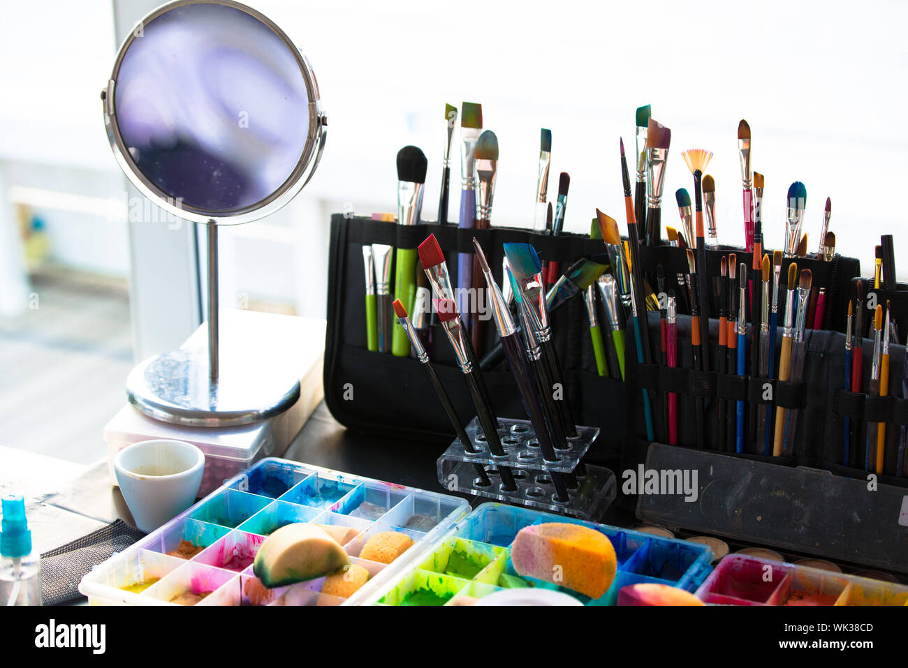 Paint palettes hi-res stock photography and images - Alamy