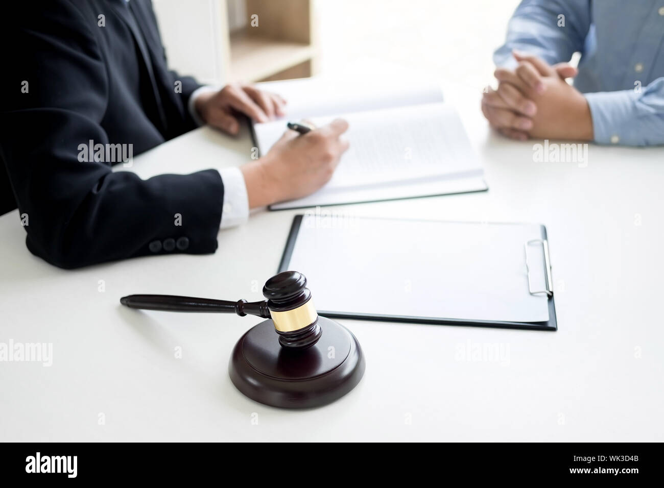 Lawyer client courtroom hi-res stock photography and images - Alamy