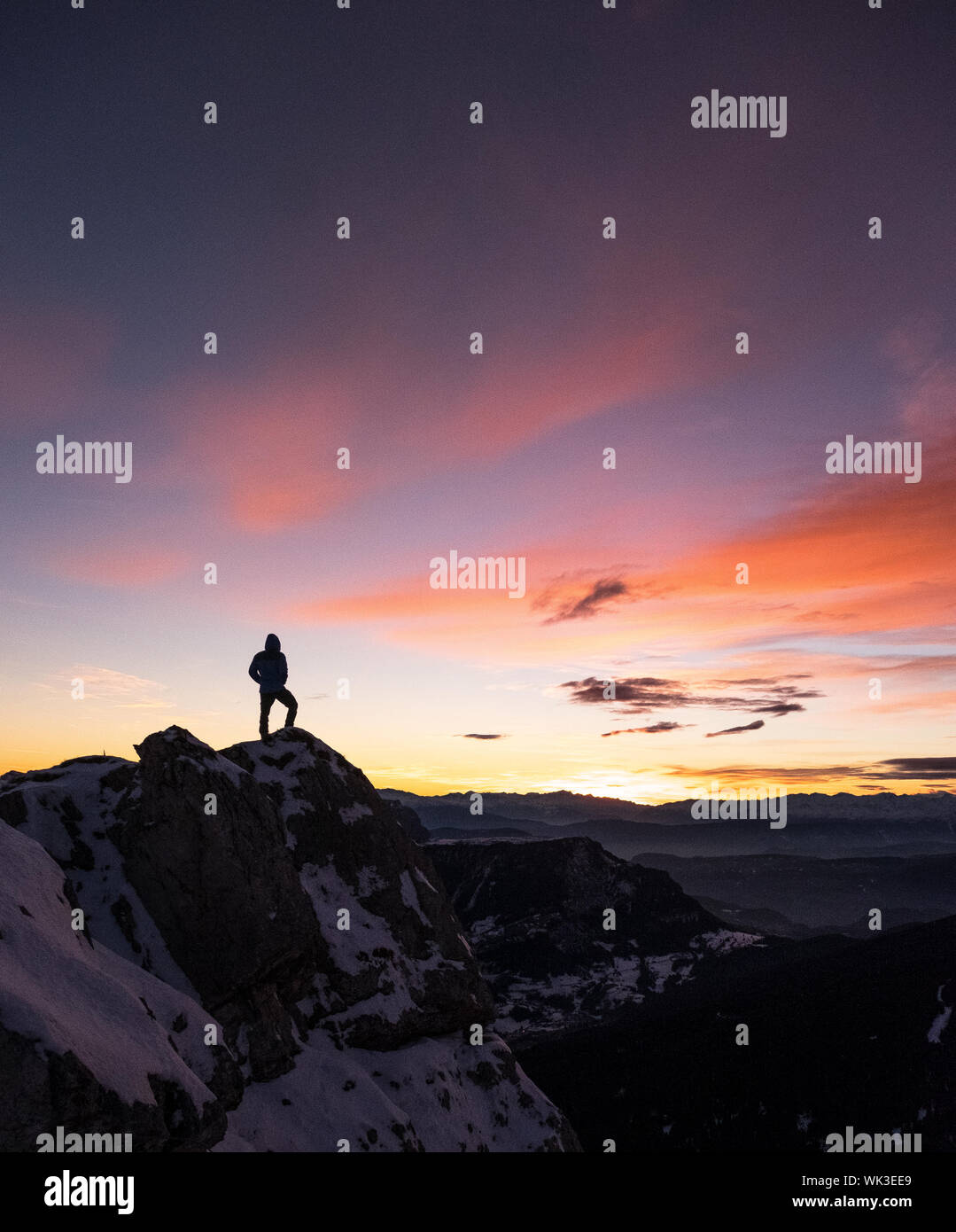Man on top of mountain sunset hi-res stock photography and images - Alamy