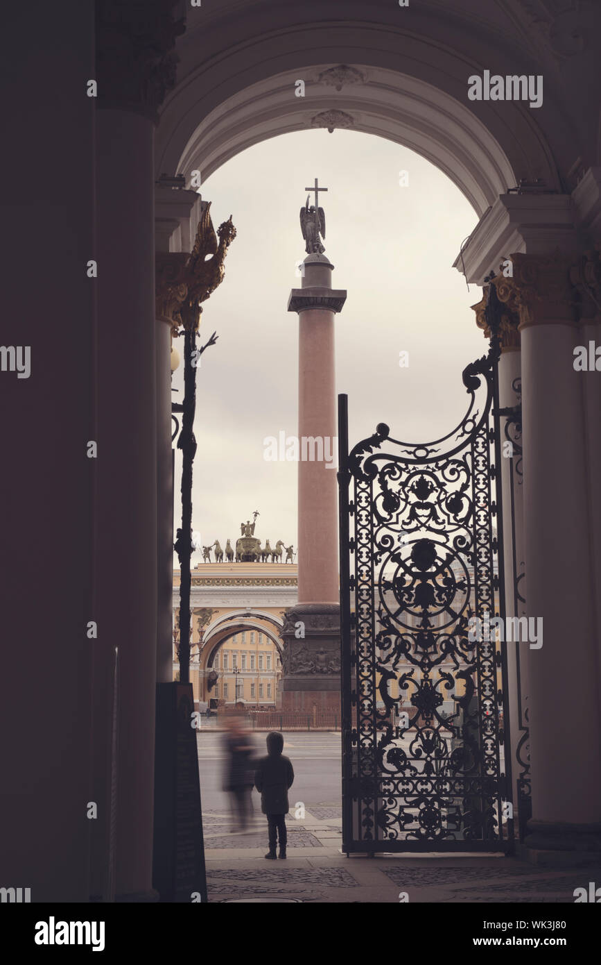 Alexander Column in the center of Palace Square, St. Petersburg Stock ...